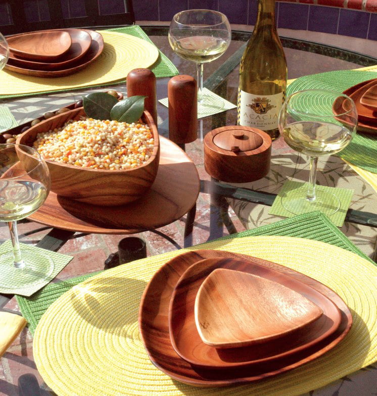 Wooden plates and bowls store